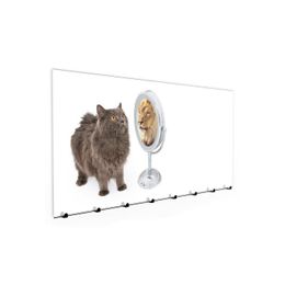 Primedeco Garderobenpaneel Magnetwand und Memoboard aus Glas Katze sieht Löwe im Spiegel