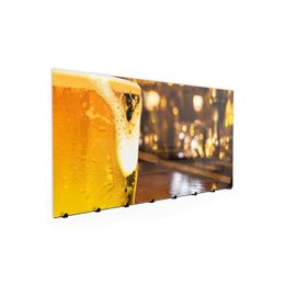 Primedeco Garderobenpaneel Magnetwand und Memoboard aus Glas Bierglas auf Bartheke