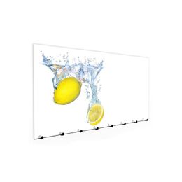 Primedeco Garderobenpaneel Magnetwand und Memoboard aus Glas Zitronen fallen in Wasser