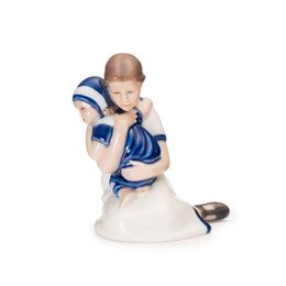 Royal Copenhagen Dekofigur Royal Copenhagen Kinder Figur 'Elsa umarmt ihre Mutter'