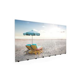 Primedeco Garderobenpaneel Magnetwand und Memoboard aus Glas Liegestühle und Sonnenschirm