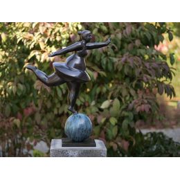 IDYL Dekofigur IDYL Bronze-Skulptur Große Ballerina auf einer Kugel