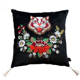 Casa Padrino Dekokissen Luxus Deko Kissen mit Troddeln Cat Schwarz / Weiß 45 x 45 cm