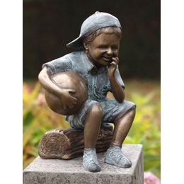 Bronzeskulpturen Skulptur Bronzefigur sitzender Junge mit Fußball