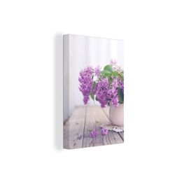 OneMillionCanvasses® OneMillionCanvasses® Leinwandbild Vase mit einem lila Flieder auf dem Tisch