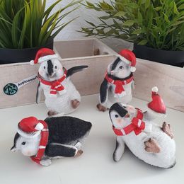 Aspinaworld Weihnachtsfigur Weihnachtsdeko 4er Set Pinguin Figuren 10 cm, rot