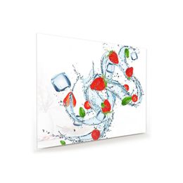 Primedeco Glasbild Wandbild Erdbeeren im Eiswürfelsplash mit Aufhängung
