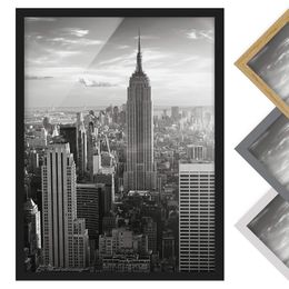Bilderwelten Bild mit Rahmen Manhattan Skyline - gerahmte Wandbilder Print Schwarz-Wei&szlig; Skyline Stadt Wohnzimmer Schlafzimmer Bad Badezimmer K&uuml;che Flur Esszimmer