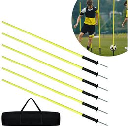 Slalomstangen aus Kunststoff 1.8m Fussball Trainingszubehör Agility Set für Hunde Fußball Trainingsset mit Metall Bodenspikes und Federn für Fußball