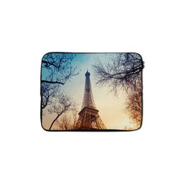 MuchoWow Laptop-Hülle Der Eiffelturm in Kombination mit kahlen Herbstzweigen und einer tief 17 Zoll