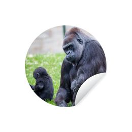 MuchoWow Wandsticker Ein großer Gorilla mit seinem Baby (1 St)