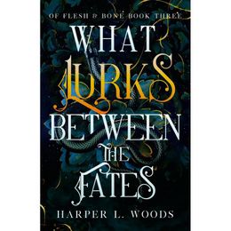 What Lurks Between the Fates - Harper L. Woods, Taschenbuch