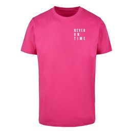 Merchcode T-Shirt 'Never On Time' Damen Gr&ouml;&szlig;e 5XL pink / wei&szlig;