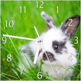 Wallario Wanduhr Süßer Hase im grünen Gras (Glasuhr), mit weißen Zeigern