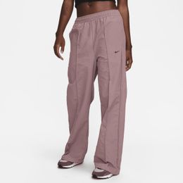 Nike Sportswear Everything Wovens Damenhose mit mittelhohem Bund und offenem Saum - Lila