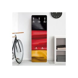 Bilderdepot24 Garderobenpaneel Design Sport Deutschlandfahne geschwungen (ausgefallenes Flur Wandpaneel mit Garderobenhaken Kleiderhaken hängend)