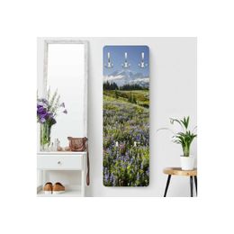 Bilderdepot24 Garderobenpaneel grün Wald Blumen Landhaus Natur Himmel Bergwiese mit roten Blumen (ausgefallenes Flur Wandpaneel mit Garderobenhaken Kleiderhaken hängend)