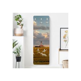 Bilderdepot24 Garderobenpaneel grün Natur Tiere Nordsee Leuchtturm mit Schafsherde Design (ausgefallenes Flur Wandpaneel mit Garderobenhaken Kleiderhaken hängend)