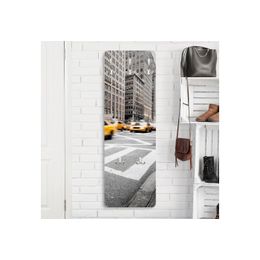 Bilderdepot24 Garderobenpaneel schwarz-weiß Fahrzeuge Design Städte Skyline Rasantes New York (ausgefallenes Flur Wandpaneel mit Garderobenhaken Kleiderhaken hängend)