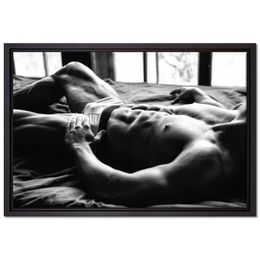 Pixxprint Leinwandbild Muskulöser Mann im Bett Kunst B&W