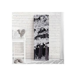 Bilderdepot24 Garderobenpaneel schwarz-weiß Bäume Wald Natur Design Raureif in Österreich Design (ausgefallenes Flur Wandpaneel mit Garderobenhaken Kleiderhaken hängend)