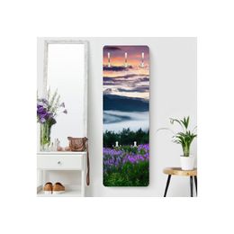 Bilderdepot24 Garderobenpaneel violett Natur Paradiesisches Tal in Norwegen Design (ausgefallenes Flur Wandpaneel mit Garderobenhaken Kleiderhaken hängend)