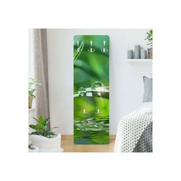 Bilderdepot24 Garderobenpaneel grün Blumen Floral Botanik Tropisch Green Ambiance II Design (ausgefallenes Flur Wandpaneel mit Garderobenhaken Kleiderhaken hängend)