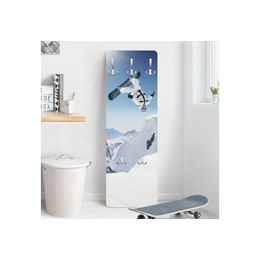 Bilderdepot24 Garderobenpaneel Design Kinder Sport Fliegender Snowboarder (ausgefallenes Flur Wandpaneel mit Garderobenhaken Kleiderhaken hängend)
