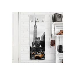 Bilderdepot24 Garderobenpaneel schwarz Fahrzeuge Schwarz Weiß Städte Skyline Klassisches NYC (ausgefallenes Flur Wandpaneel mit Garderobenhaken Kleiderhaken hängend)