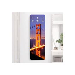 Bilderdepot24 Garderobenpaneel violett Städte Skyline Golden Gate Bridge bei Nacht Design (ausgefallenes Flur Wandpaneel mit Garderobenhaken Kleiderhaken hängend)