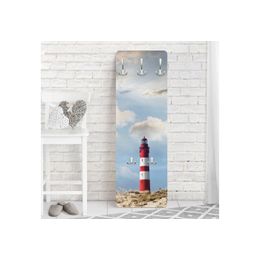 Bilderdepot24 Garderobenpaneel blau Natur Strand Meer Weltall Himmel Sterne Leuchtturm in den Dünen (ausgefallenes Flur Wandpaneel mit Garderobenhaken Kleiderhaken hängend)