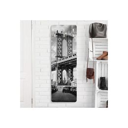 Bilderdepot24 Garderobenpaneel schwarz-weiß Schwarz Weiß Städte Skyline Manhattan Bridge in America (ausgefallenes Flur Wandpaneel mit Garderobenhaken Kleiderhaken hängend)