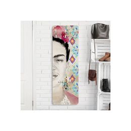 Bilderdepot24 Garderobenpaneel Design Kunst Menschen Pop Art Frida mit rosa Blüten I (ausgefallenes Flur Wandpaneel mit Garderobenhaken Kleiderhaken hängend)