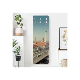 Bilderdepot24 Garderobenpaneel gelb Städte Skyline Berlin am Morgen Design (ausgefallenes Flur Wandpaneel mit Garderobenhaken Kleiderhaken hängend)