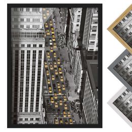 Bilderwelten Bild mit Rahmen Taxiverkehr in Manhattan - gerahmte Wandbilder Print Schwarz-Wei&szlig; Skyline Stadt Wohnzimmer Schlafzimmer Bad Badezimmer K&uuml;che Flur