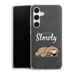 DeinDesign Galaxy S24 Handy Silikon H&uuml;lle Case transparent Handyh&uuml;lle Sayings Lazy Sunday Sloth Silikon Case
