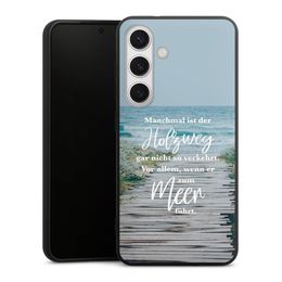 DeinDesign Galaxy S24 Handy Premium Silikon H&uuml;lle Handyh&uuml;lle schwarz Case Statement Beach Spruch Silikon Premium Case