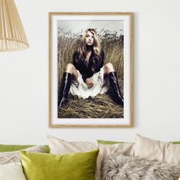 MICASIA - Bild mit Rahmen - Country Girl Größe HxB: 24cm x 18cm, Rahmen: Eiche