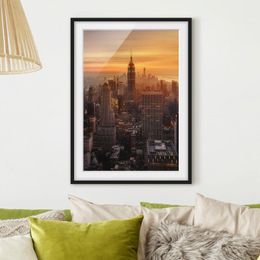 MICASIA Bild mit Rahmen - Manhattan Skyline Abendstimmung Größe HxB: 24cm x 18cm, Rahmen: Schwarz