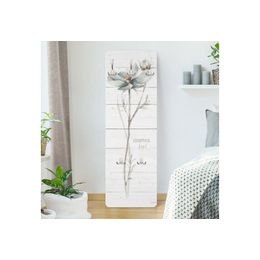 Bilderdepot24 Garderobenpaneel beige Blumen Floral Holzoptik Kunst Aquarell Cosmea auf Holz Design (ausgefallenes Flur Wandpaneel mit Garderobenhaken Kleiderhaken hängend)