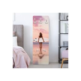 Bilderdepot24 Garderobenpaneel rosa Natur Sport Strand Meer Surfergirl mit Board im Abendrot (ausgefallenes Flur Wandpaneel mit Garderobenhaken Kleiderhaken hängend)