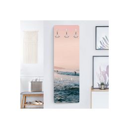 Bilderdepot24 Garderobenpaneel rosa Natur Sport Strand Meer Surfsession im Abendrot Design (ausgefallenes Flur Wandpaneel mit Garderobenhaken Kleiderhaken hängend)