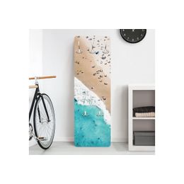 Bilderdepot24 Garderobenpaneel türkis Natur Strand Meer Sonntags am Strand Design (ausgefallenes Flur Wandpaneel mit Garderobenhaken Kleiderhaken hängend)