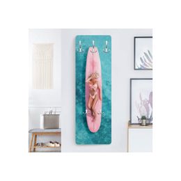 Bilderdepot24 Garderobenpaneel türkis Natur Sport Strand Meer Surfergirl auf Rosa Board Design (ausgefallenes Flur Wandpaneel mit Garderobenhaken Kleiderhaken hängend)