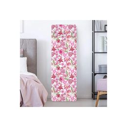 Bilderdepot24 Garderobenpaneel pink Muster Landhaus Blumen Floral Pinke Blumen mit Schmetterlingen (ausgefallenes Flur Wandpaneel mit Garderobenhaken Kleiderhaken hängend)