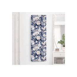 Bilderdepot24 Garderobenpaneel blau Botanik Tropisch Kunst Muster Landhaus Weiße Blumen vor Blau (ausgefallenes Flur Wandpaneel mit Garderobenhaken Kleiderhaken hängend)