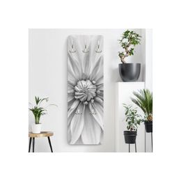Bilderdepot24 Garderobenpaneel schwarz-weiß Blumen Floral Botanische Blüte in Weiß Design (ausgefallenes Flur Wandpaneel mit Garderobenhaken Kleiderhaken hängend)
