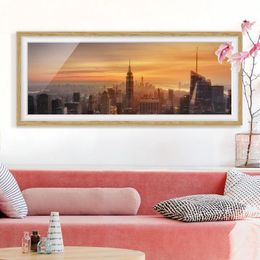 MICASIA Bild mit Rahmen - Manhattan Skyline Abendstimmung Größe HxB: 40cm x 100cm, Rahmen: Eiche