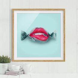 MICASIA Bild mit Rahmen - Jonas Loose - Bonbon mit Lippen Größe HxB: 20cm x 20cm, Rahmen: Eiche