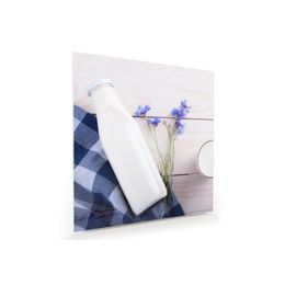 Primedeco Glasbild Wandbild Quadratisch Milchflasche auf Holztisch mit Aufhängung